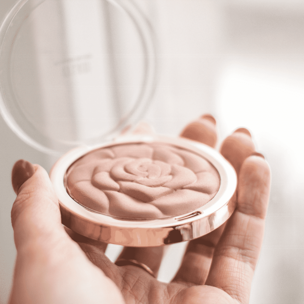 Confira o guia definitivo de como usar o iluminador facial na sua make